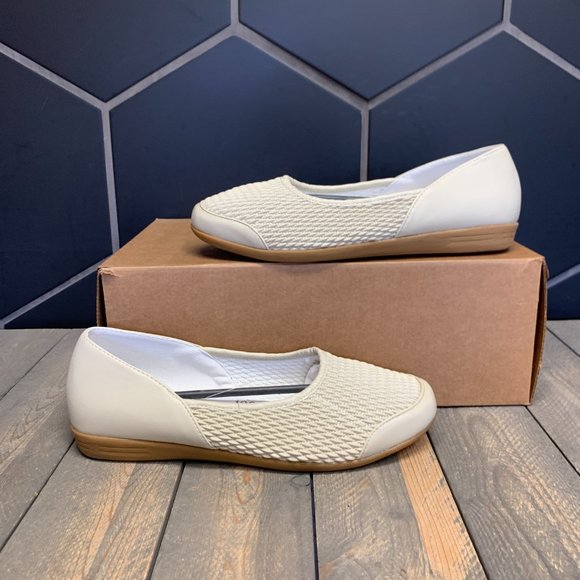 Beacon | Shoes | New Wo Box Womens Stretch N Form Beacon Cream Slip On ...